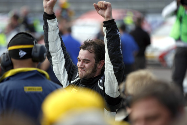 Rob Austin takes first podium at Rockingham – TouringCarTimes