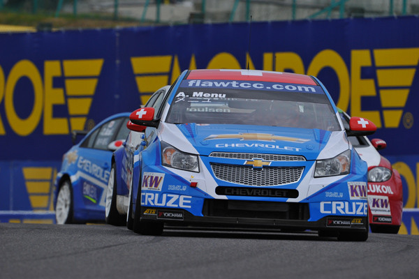 Alain Menu wins destructive race one in Japan – TouringCarTimes