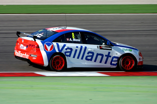 Alain Menu takes a dominant race two win in Portimão - TouringCarTimes