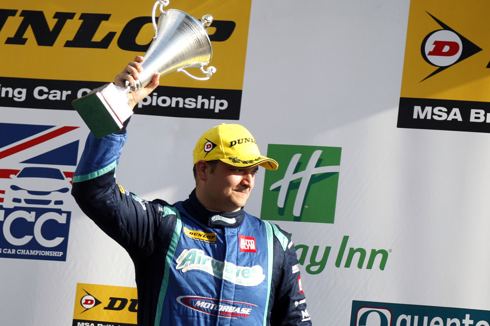 Mat Jackson marks 250 races in style at Snetterton – TouringCarTimes