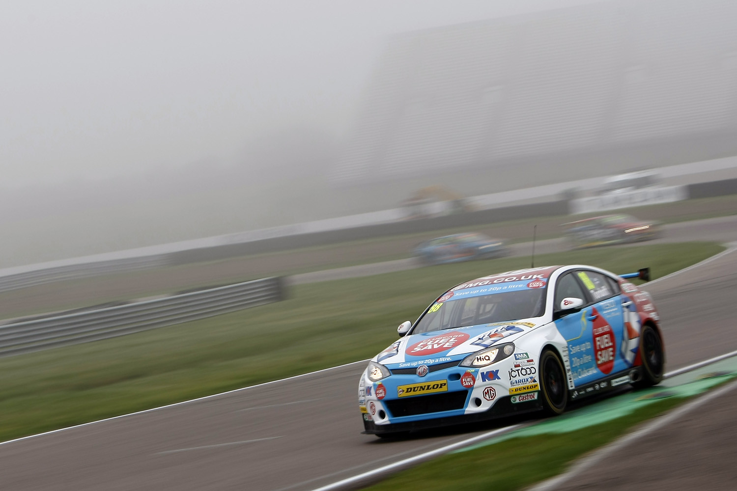 Sam Tordoff takes commanding pole at Rockingham – TouringCarTimes