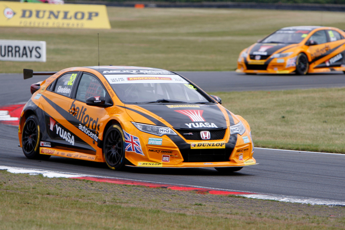 Gordon Shedden takes dramatic last lap win in final Snetterton race ...