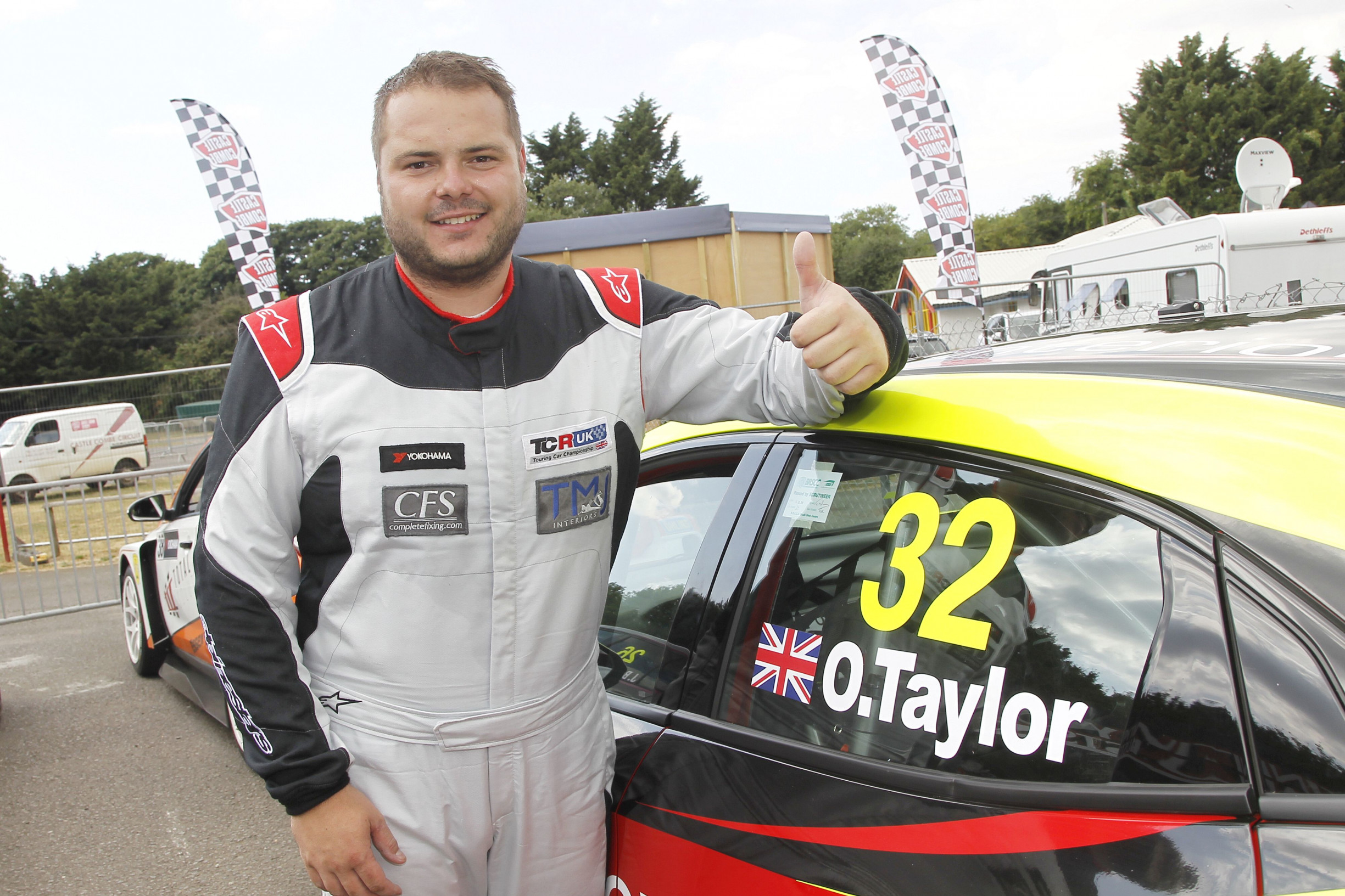 Ollie Taylor ends Dan Lloyd’s pole run at Castle Combe – TouringCarTimes