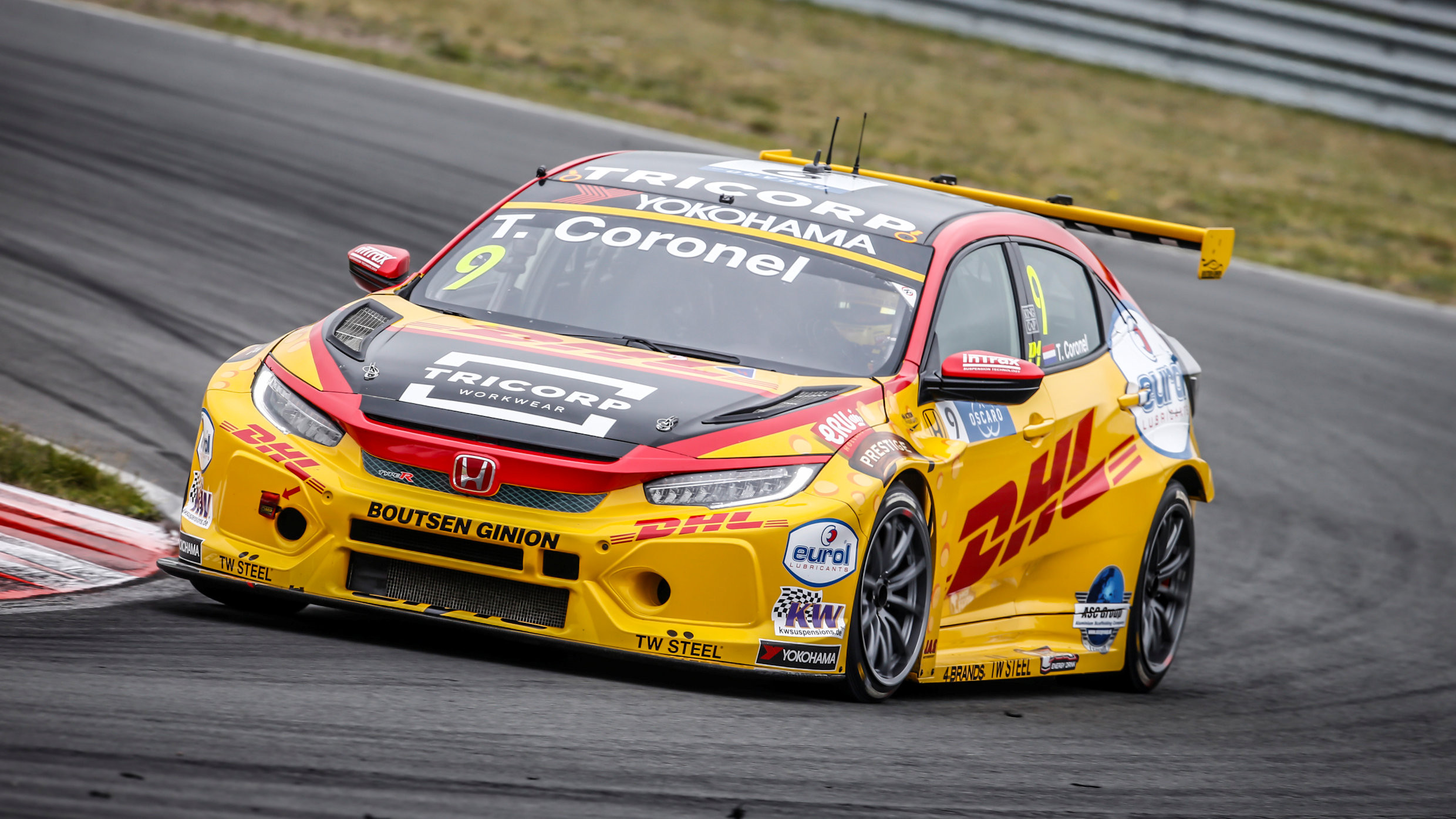 Tom Coronel tops the first practice despite a puncture in Slovakia ...