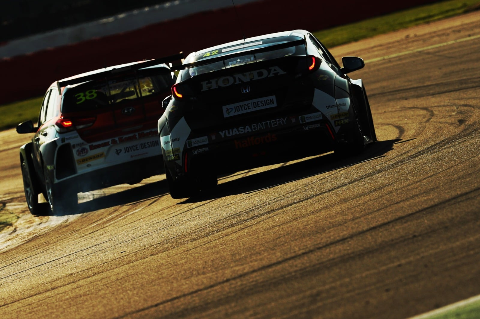 Henry Neal, Lewis Kent secure titles in Donington finale – TouringCarTimes
