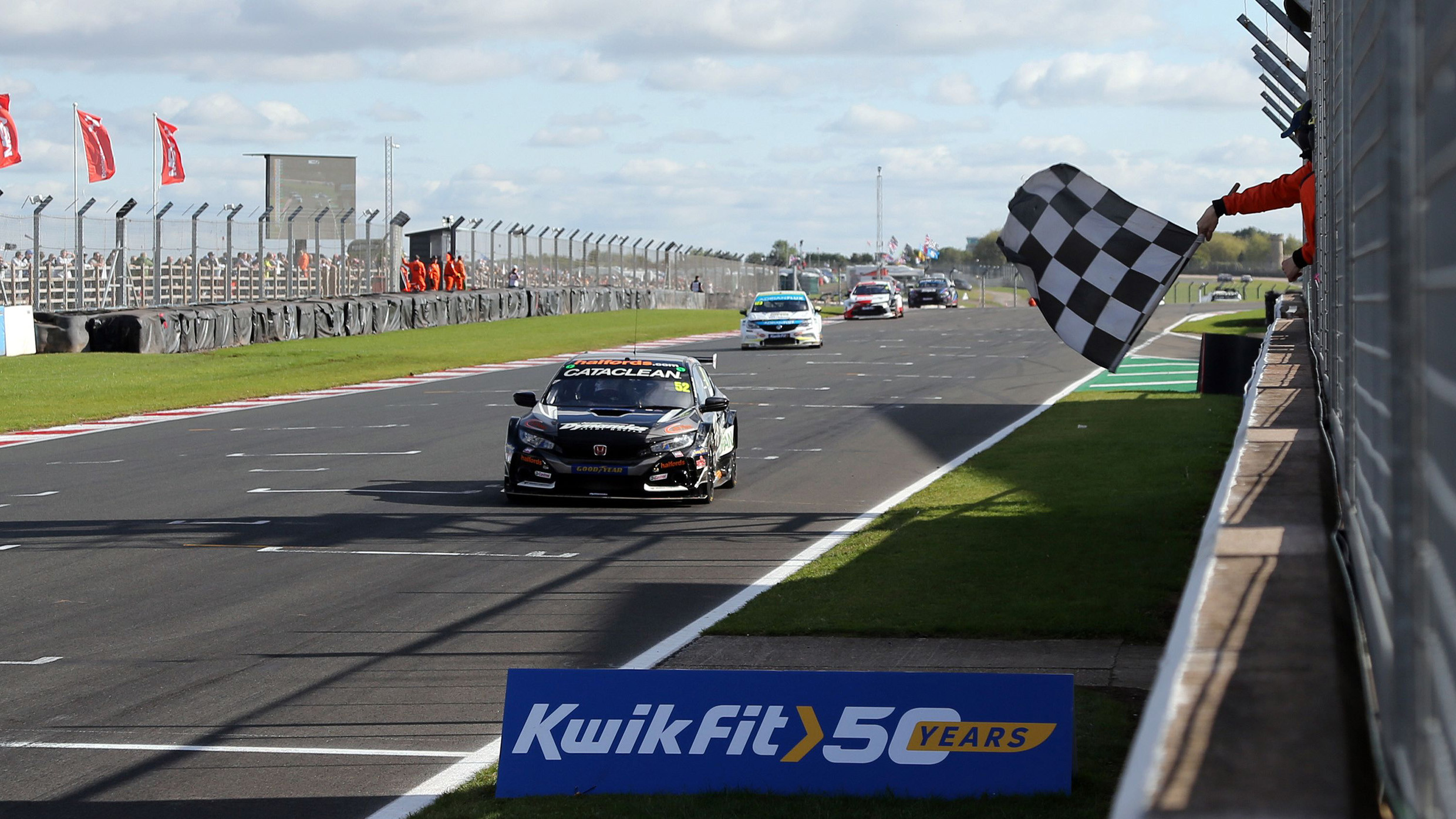 Gordon Shedden secures first victory of BTCC return – TouringCarTimes