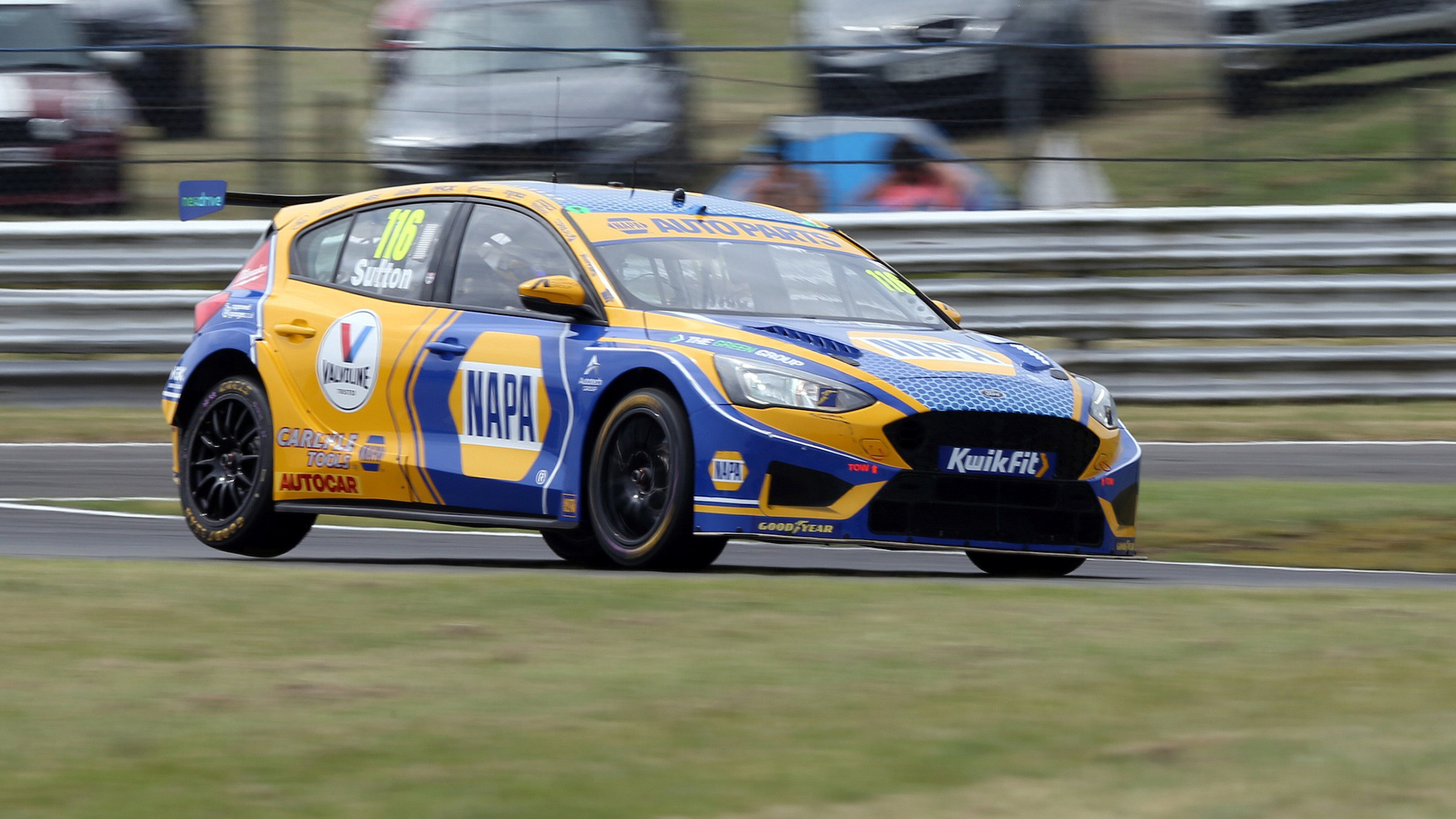 Three-in-a-row as Ash Sutton grabs Oulton Park pole – TouringCarTimes