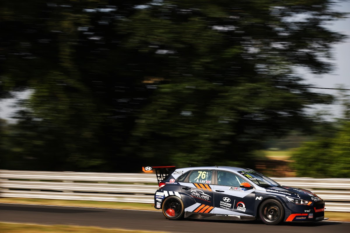 Carl Boardley, Alex Ley share Silverstone wins – TouringCarTimes