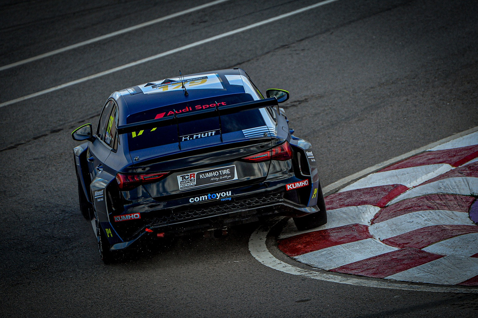 Rob Huff beats Norbert Michelisz to Sydney night finale win ...