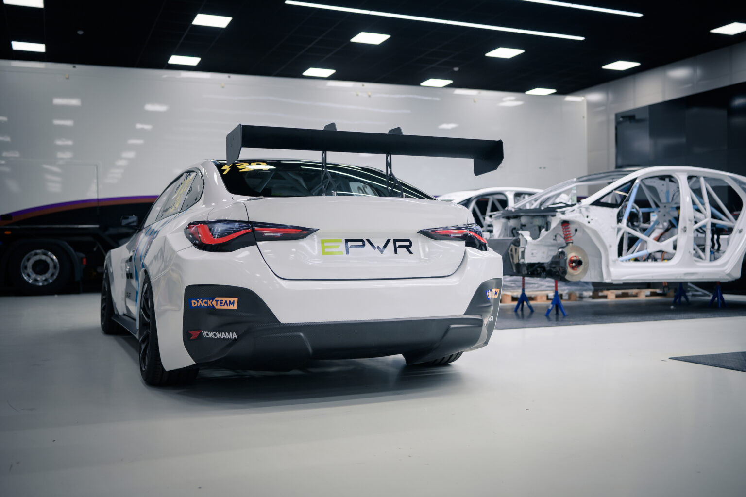 Third STCC model revealed as covers come off BMW i4 – TouringCarTimes